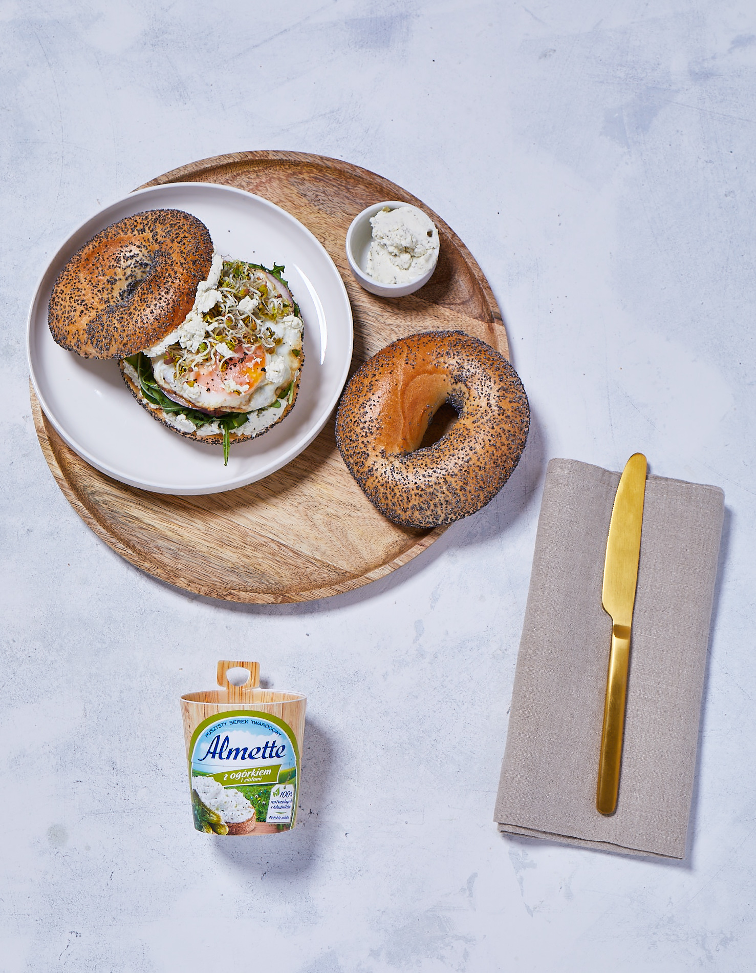 Bajgiel z makiem, sadzonym jajkiej i twarożkiem ogórkowym - PRZEPIS